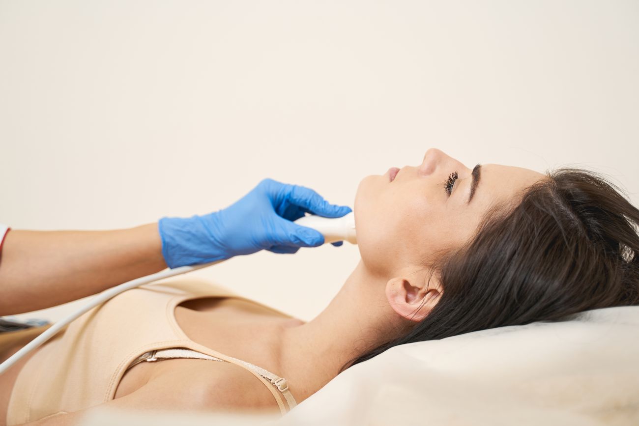 Liposukcja podbródka – skuteczny sposób na poprawę owalu twarzy